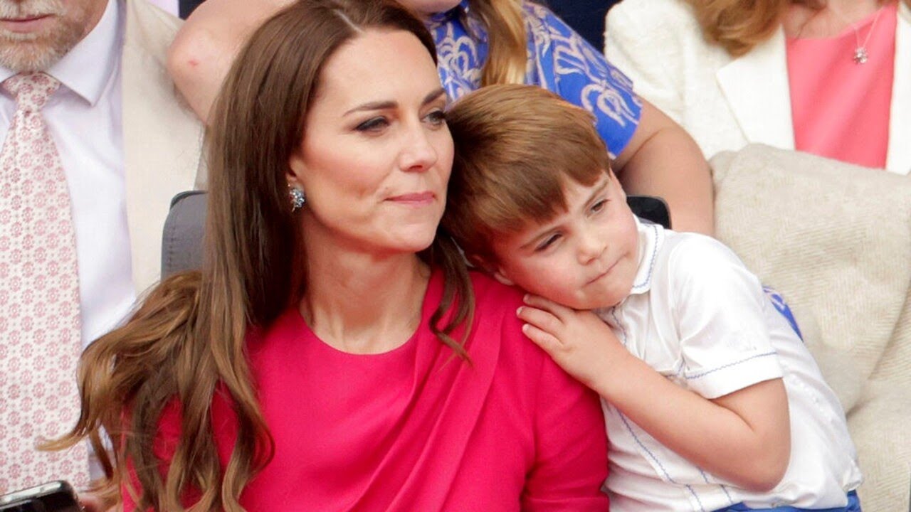 Prince Louis’ ‘sweet’ show of comfort to his grieving mother - YouTube
