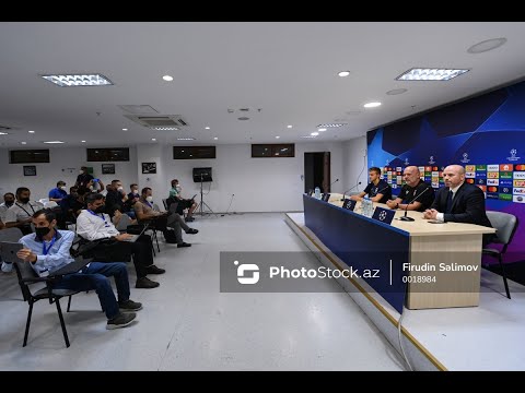 Baş məşqçi Mixal Belik və komandanın futbolçusu Yan Kopinin mətbuat konfransı