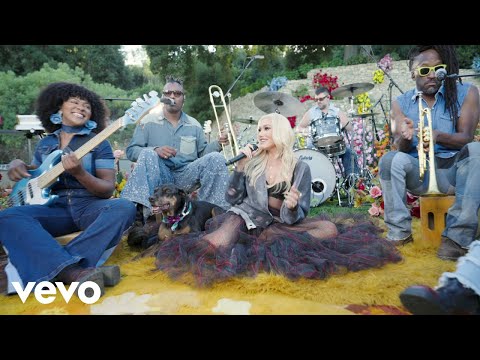 Gwen Stefani - Hollaback Girl (Backyard Garden Party)