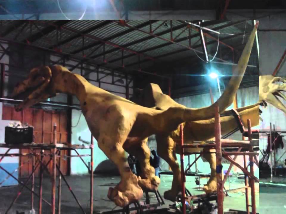 Carnevale ABATESE 2016 : lavori carro JURASSIC WORLD - YouTube
