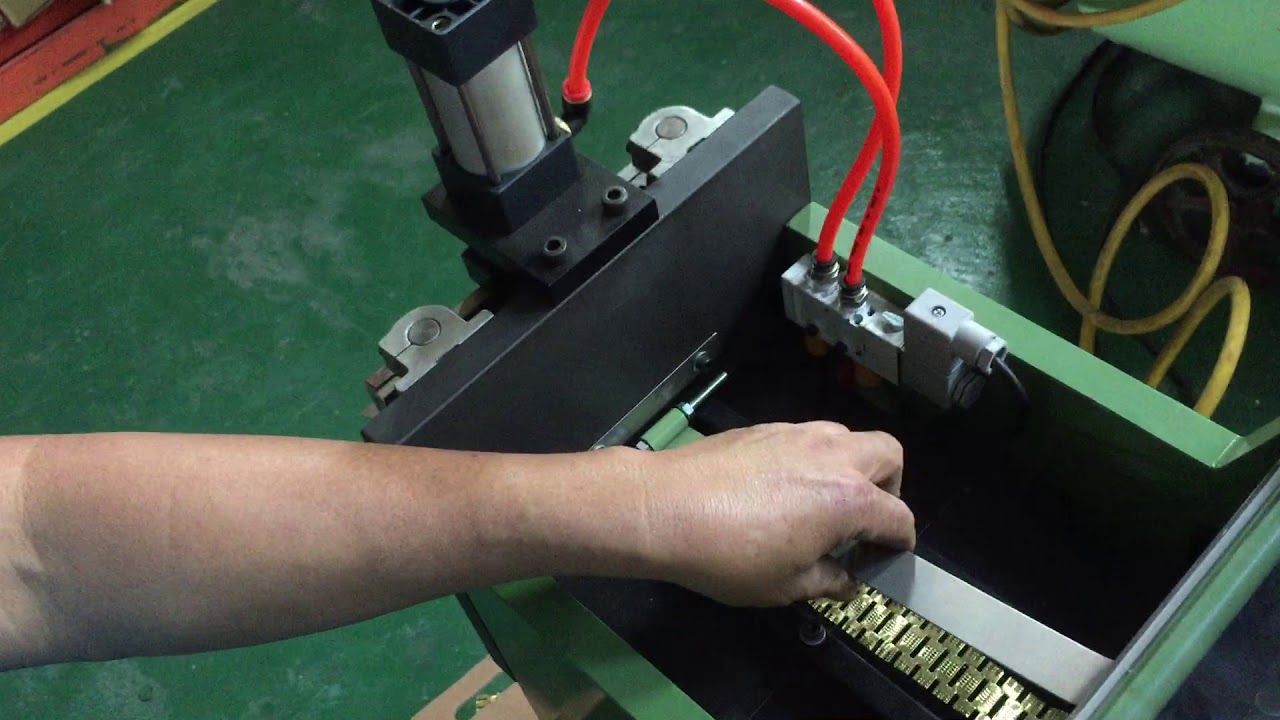 Operation of simple fin machine - YouTube