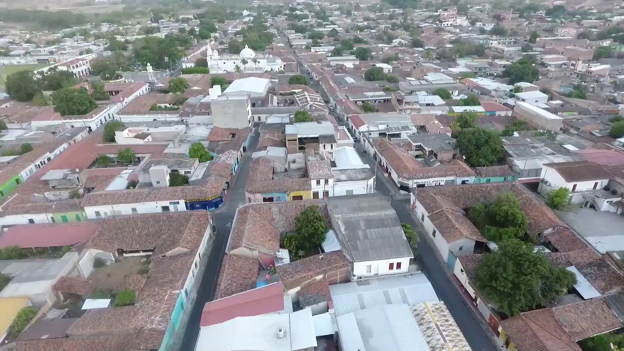 Vuelo sobre centro histórico de Metapan - YouTube