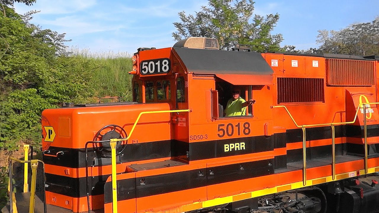 Cool Crew Throws Gifts From a B&P SD50-3 - YouTube