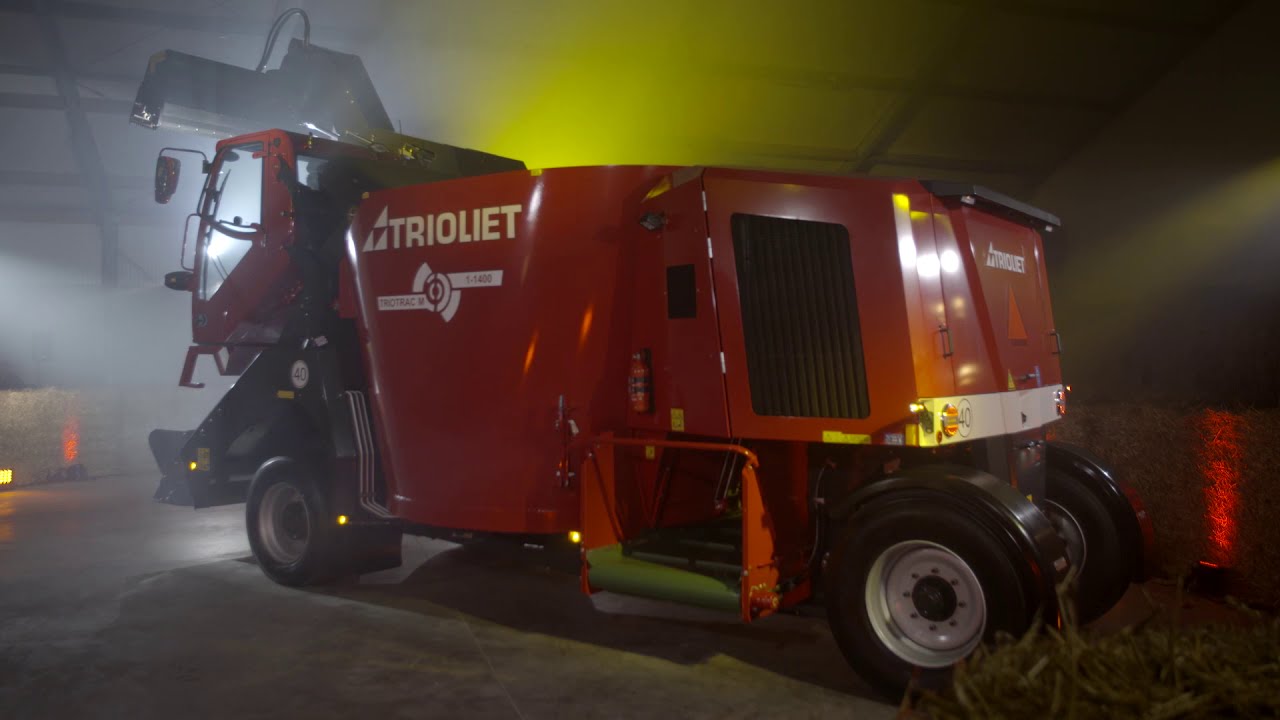 Triotrac M self-propelled feed mixer with loading rotor - YouTube