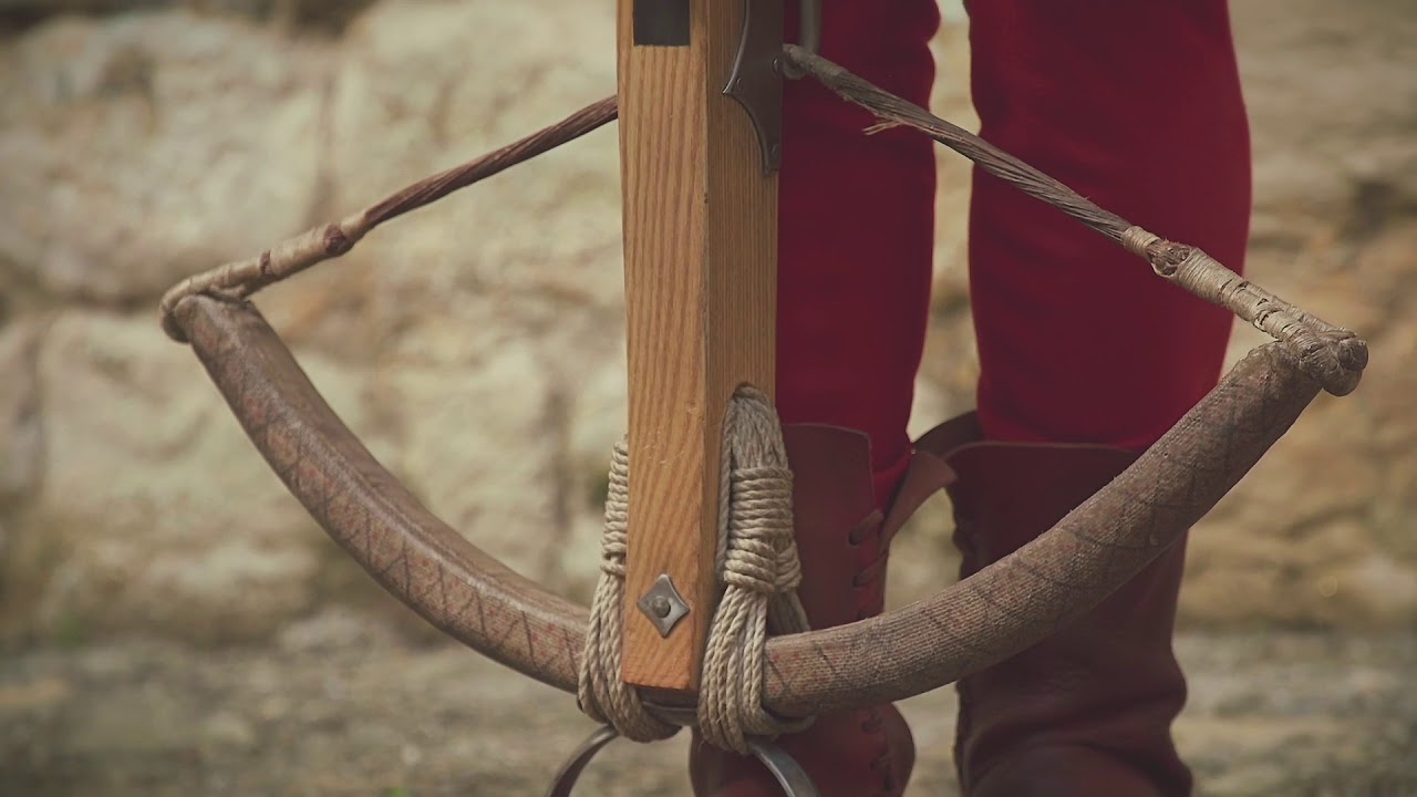 Un arbalétrier de la guerre de Cent Ans au château de Castelnaud - YouTube