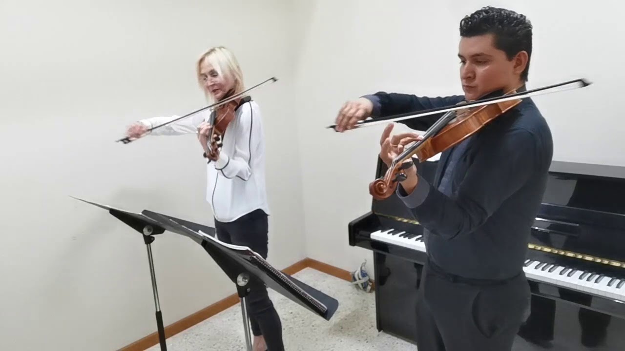 Duo de violines de la Orquesta Filarmónica del Desierto - YouTube