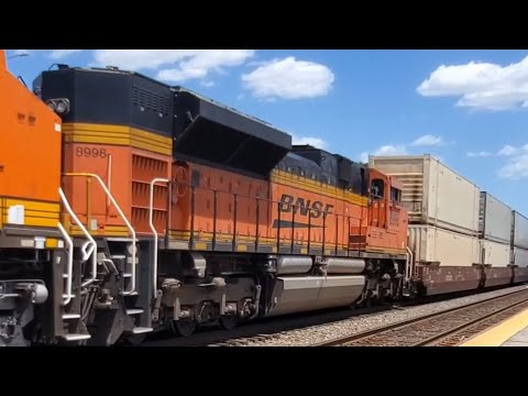 EMD SD70ACe BNSF #8998 Trailing On Westbound Intermodal Chicago Subdivision Berwyn Illinois ...