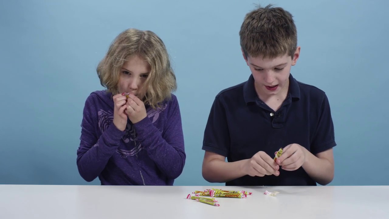 세계 여러나라의 사탕 먹어본 미국 아이들 반응 (American Kids Try Candy from Around the ...