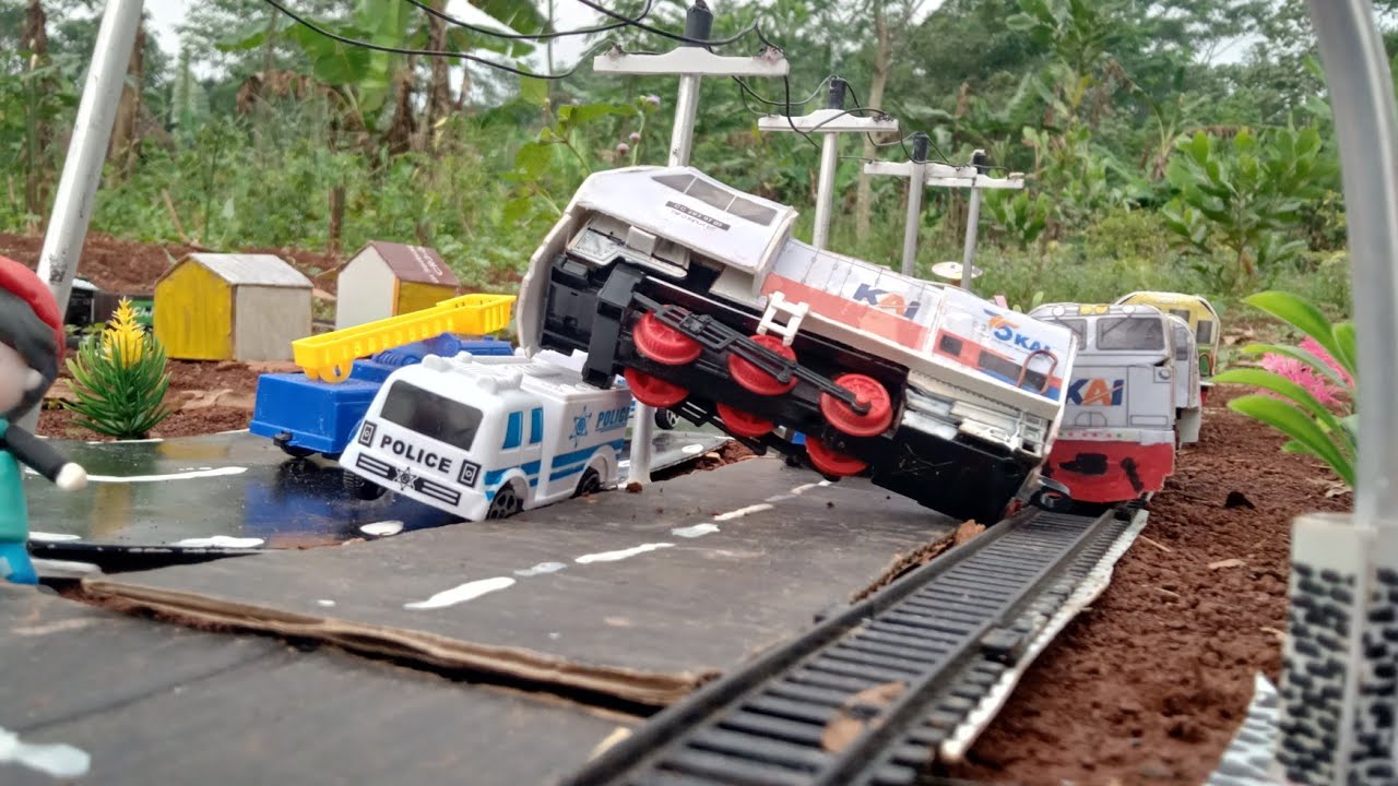MINIATUR KERETA API TERGELINCIR KE JALAN RAYA - YouTube
