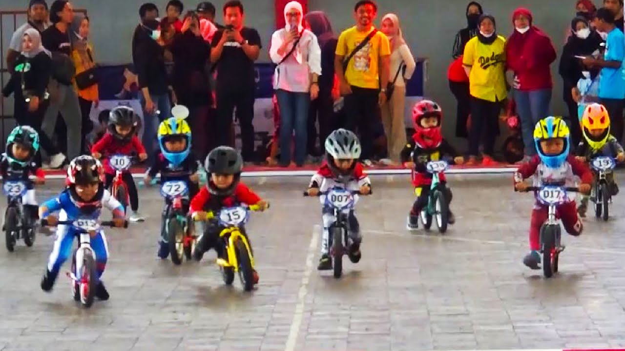 BALITA DI ATAS SEPEDA TANPA PEDAL LUCU, HEBAT - ANAK KECIL BALAP SEPEDA ...