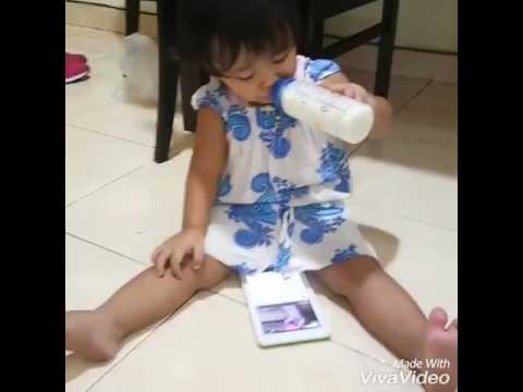 Dede lucu lagi asyik minum susu