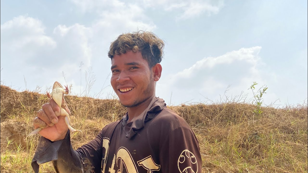 Village fisherman digging ground to catch frog in the hole - YouTube