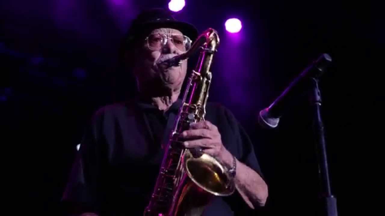 92 Year sax player Don Hill with The Jive Aces - When You're Smiling ...