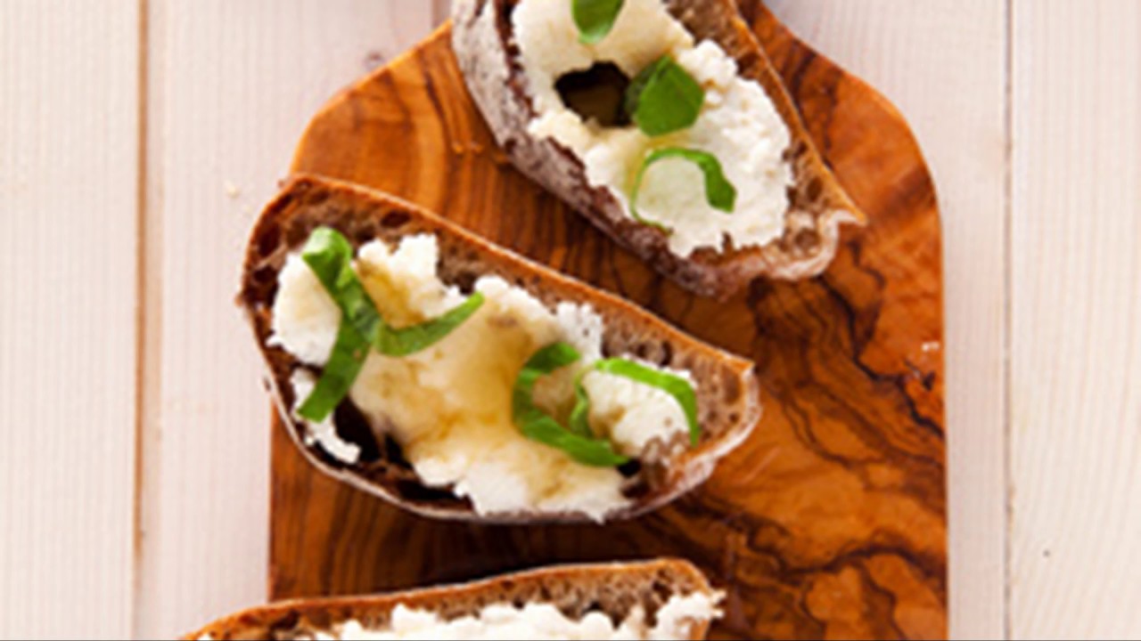 Recette : Toasts au chèvre chaud au miel - YouTube
