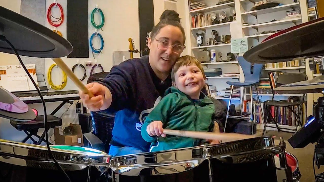 Music teacher helps kids of all abilities find their rhythm - YouTube