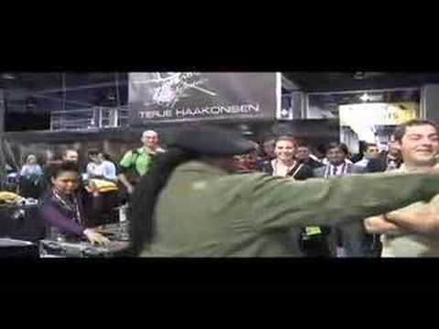Rapper Supernatural performs at Skullcandy Booth during CES - YouTube