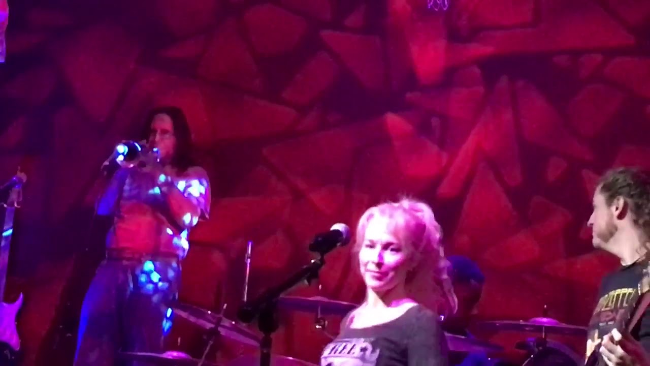 Christine Winburn - "Little By Little" cover at Louie Louie's - YouTube