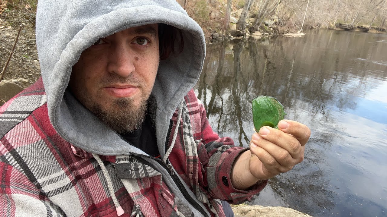 Flint Knapping green glass at the river - YouTube