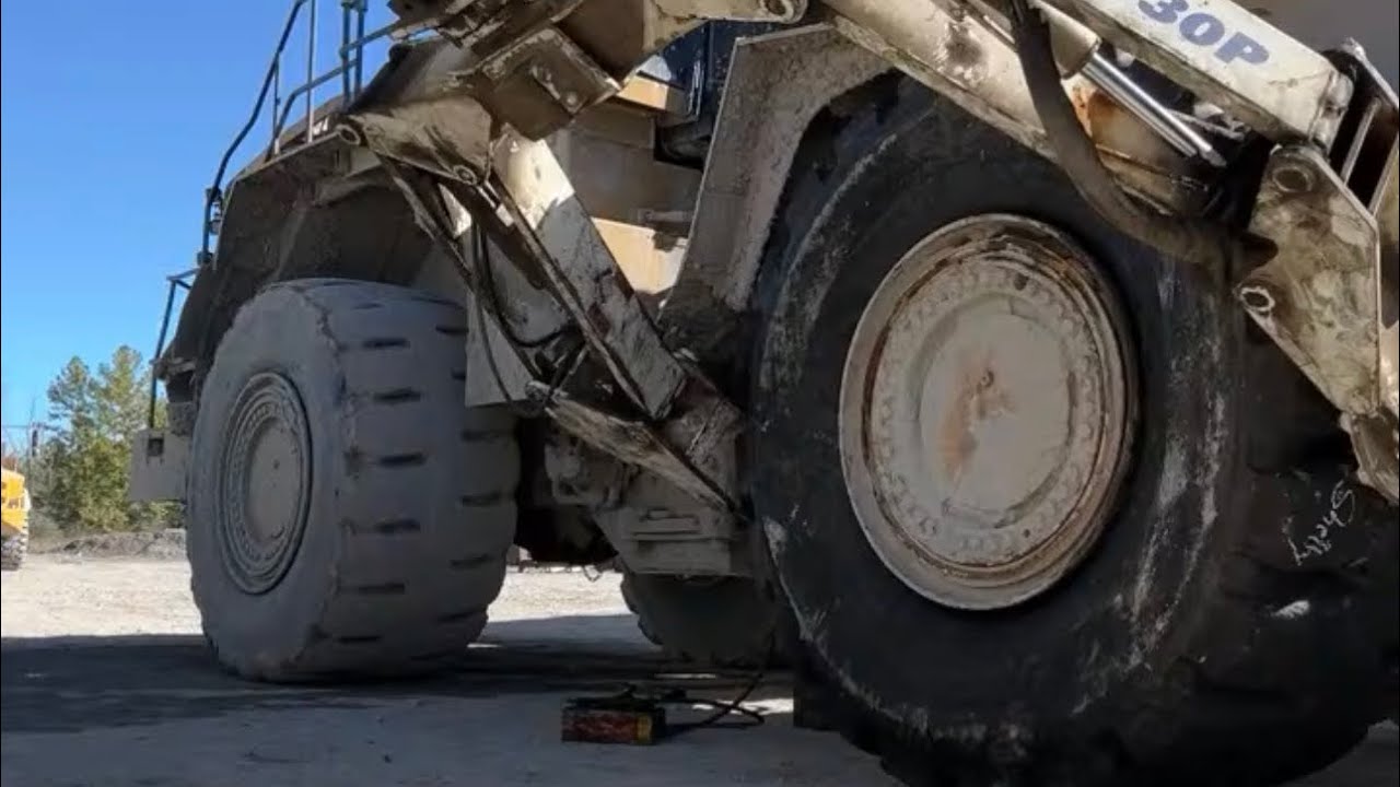 Changing a tire on a CAT 988 wheel loader #tire #otrtire # ...