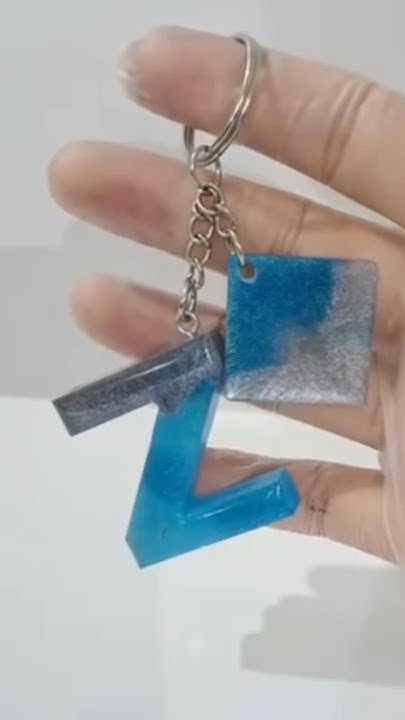 ميدالية حرف Z باللون الـ🤍💙 Resin Resinart ميدالية Resinartist ريزن ريزنارت حروف