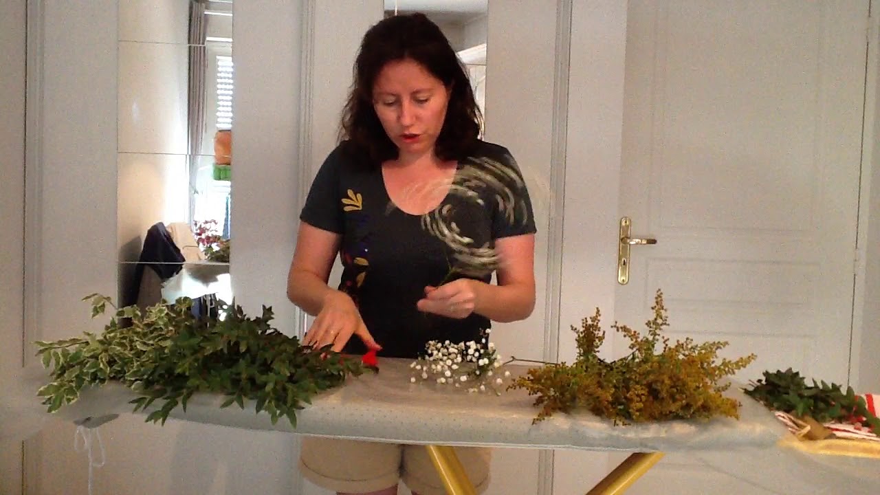 IMG 0067 BOUQUET A LA VRILLE AVEC DES FEUILLAGES ET DES FLEURS FLOUES ...