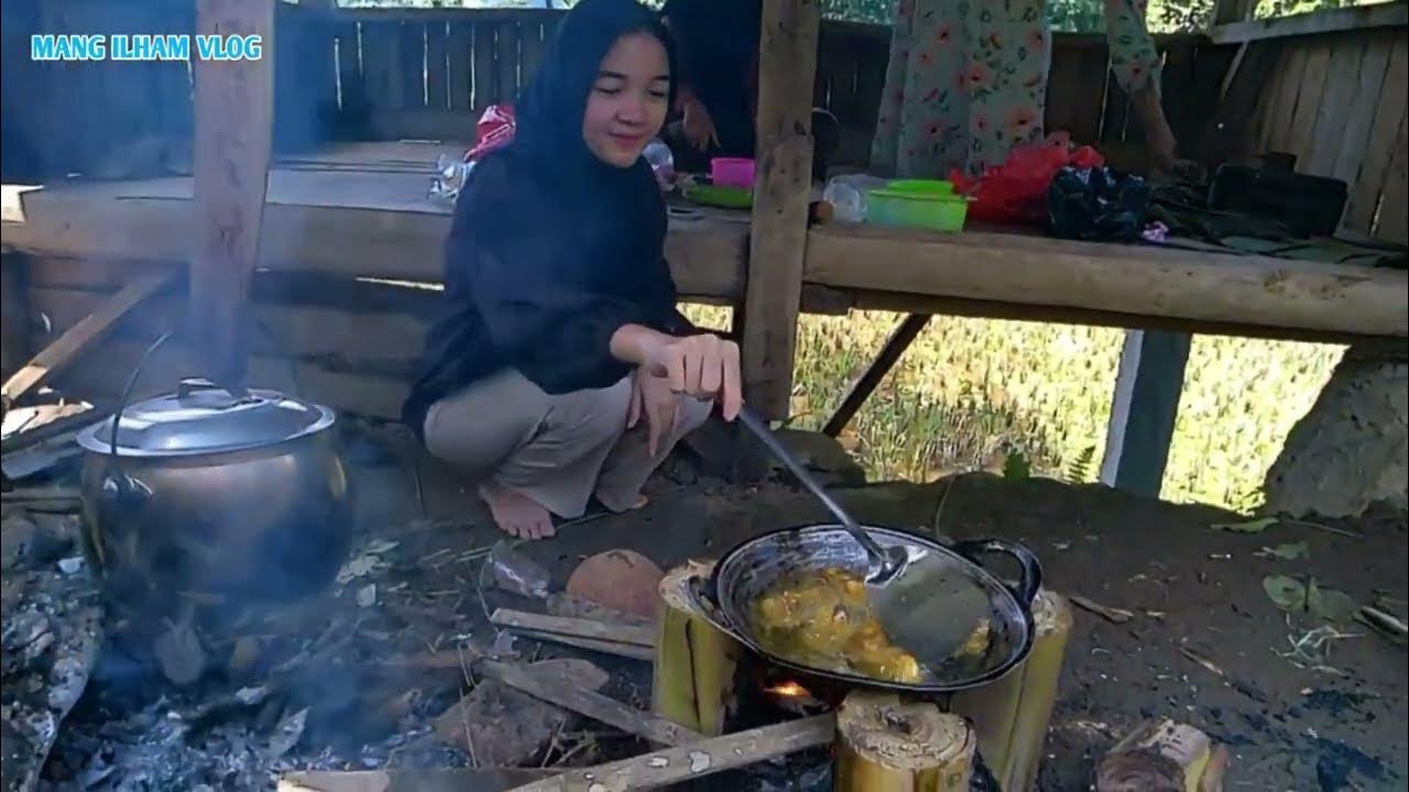 Makan Nasi Liwet Bareng Gadis Desa Di Gubuk Sawah Indah Suasana Pesawahan - YouTube