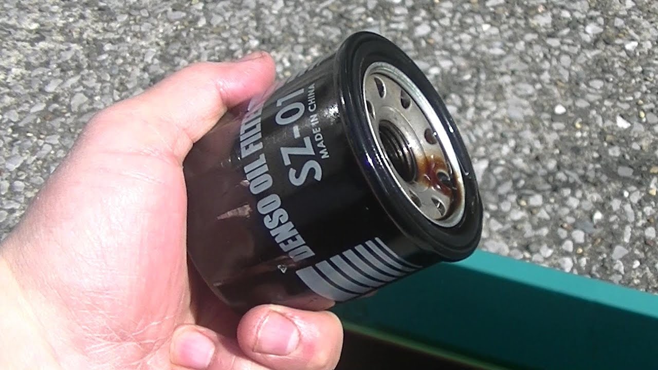 初めてのオイルフィルター交換、DENSO OIL FILTER スズキツイン - YouTube