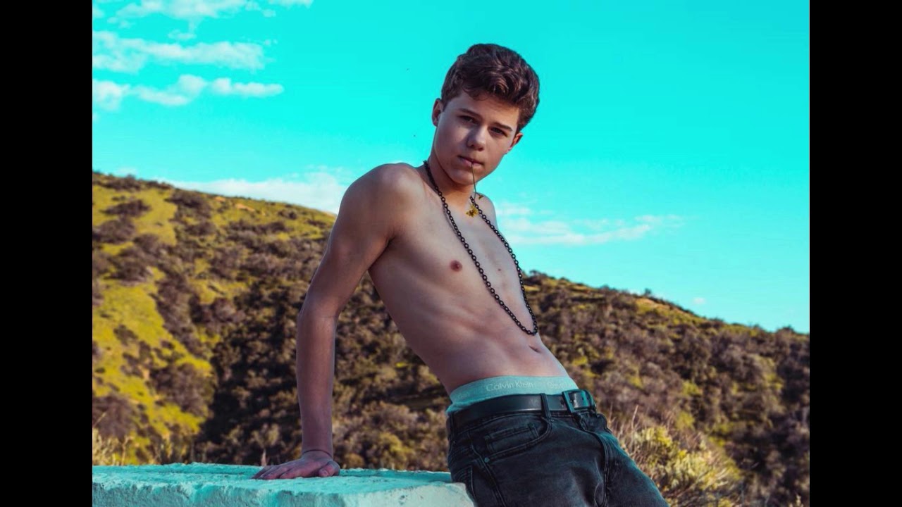 Case Walker (shirtless) / 27 April 2019 - YouTube