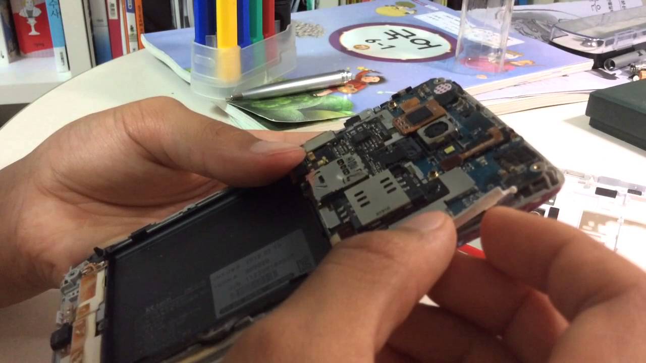 Taking apart of my cell phone part 2 - YouTube
