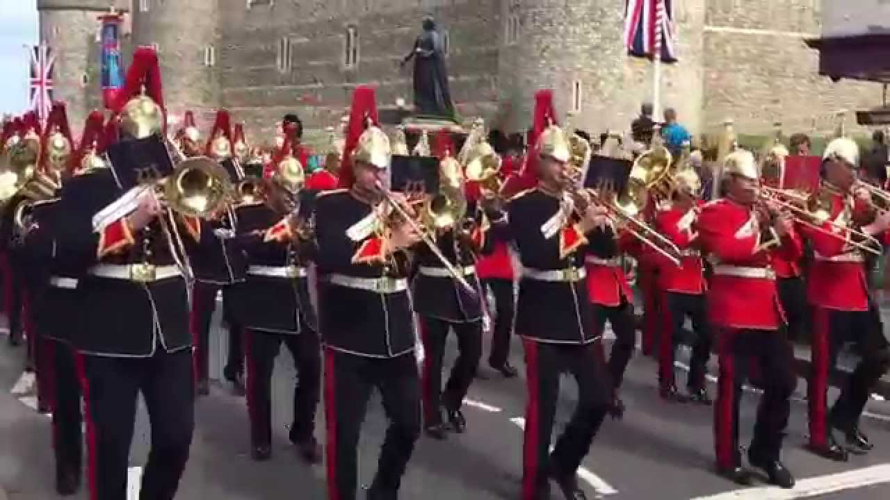 Windsor castle - Queen Elizabeth marching band - YouTube