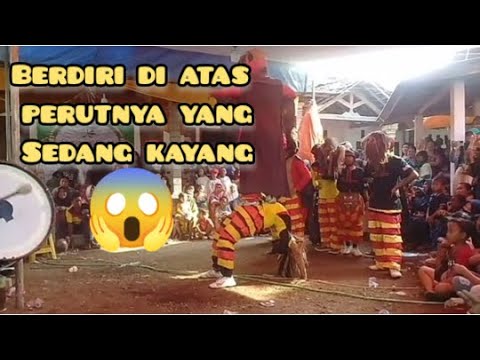 Atraksi maong remas berdiri di atas perut yang sedang kayang