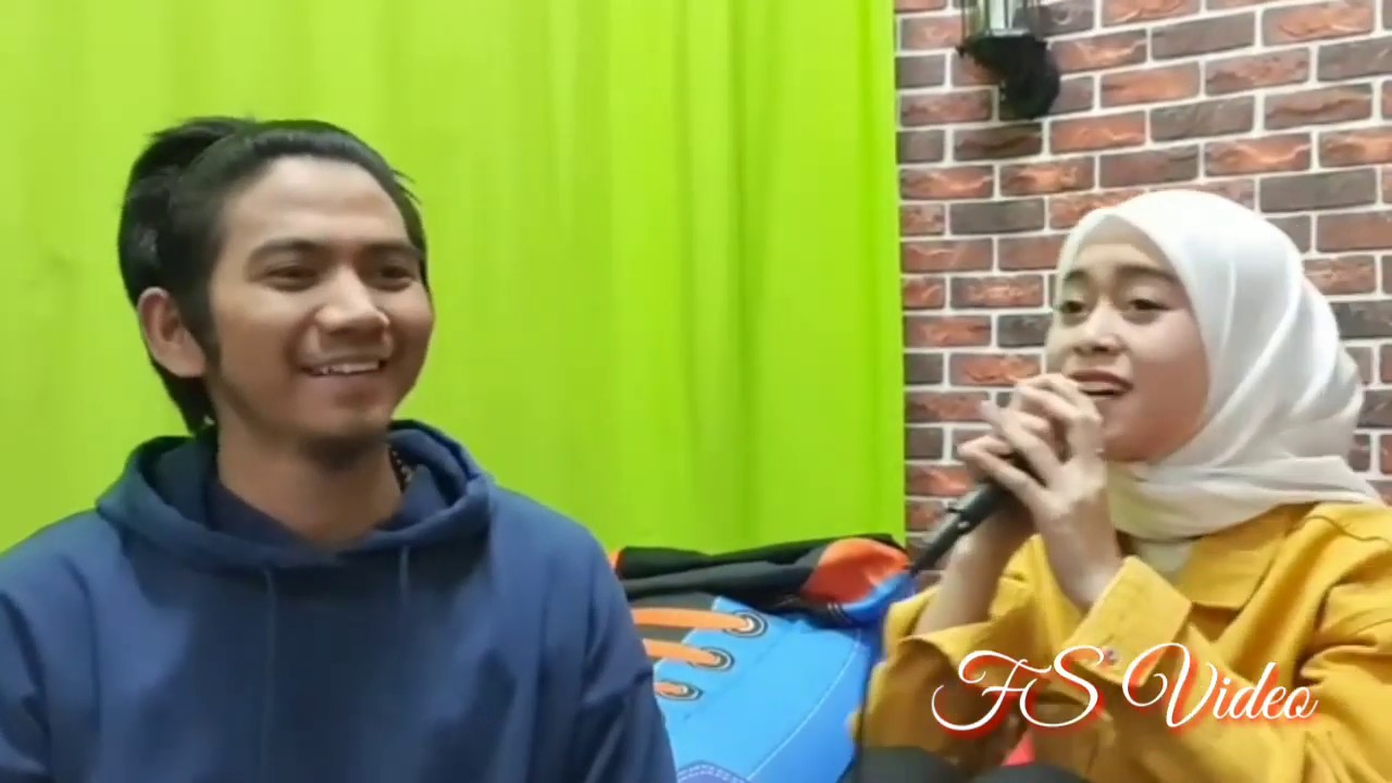 Lesti, Rizki kenalakan Crew 2R Production - YouTube