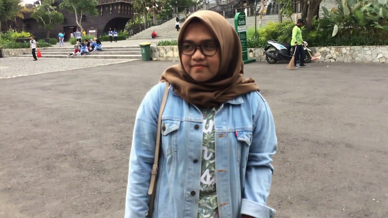 UTS _YULIANA WULAN INDAH_18061098_DESRCRIBING SELF - YouTube