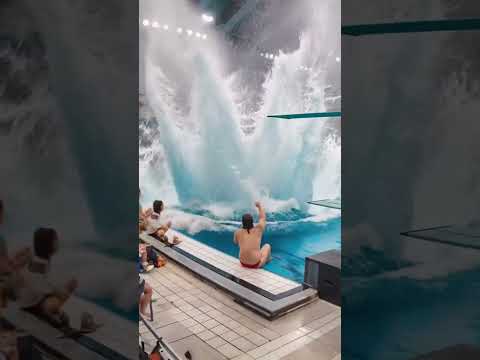 A fat woman jumps into the pool 🌊😯