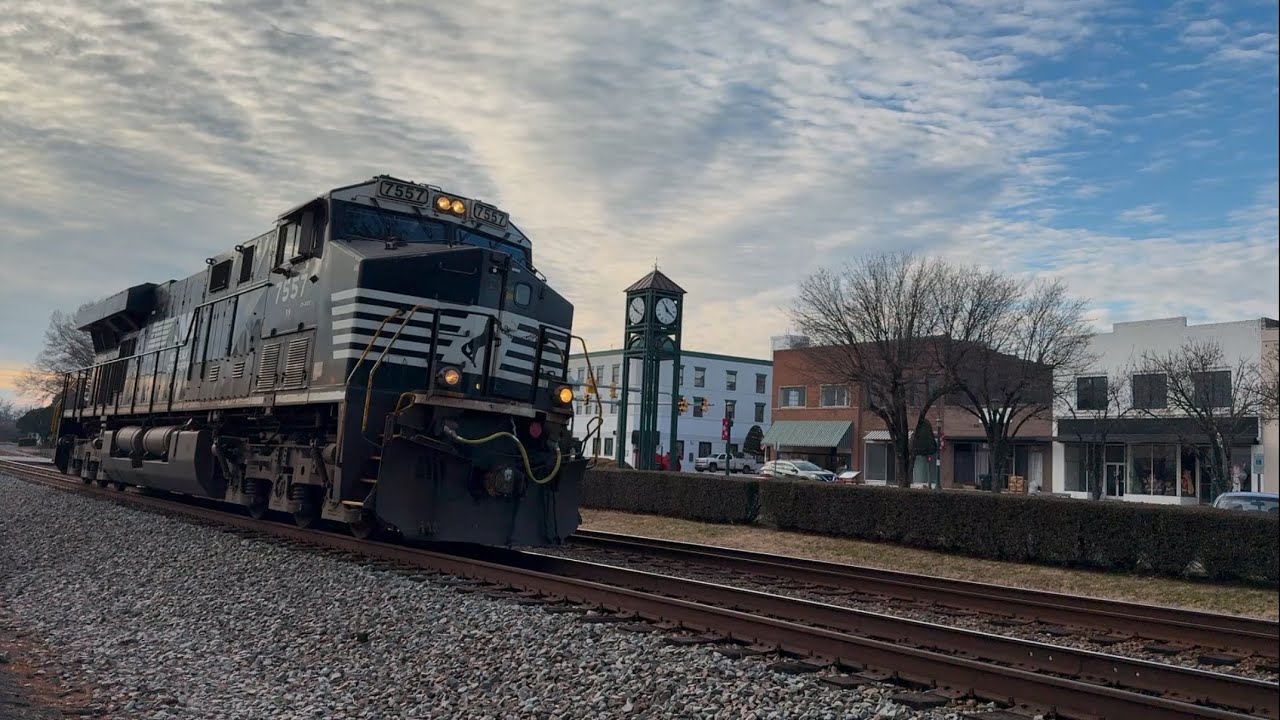 A day of railfanning in Thomasville including the last Thoroughbred dash 9 alive! - YouTube