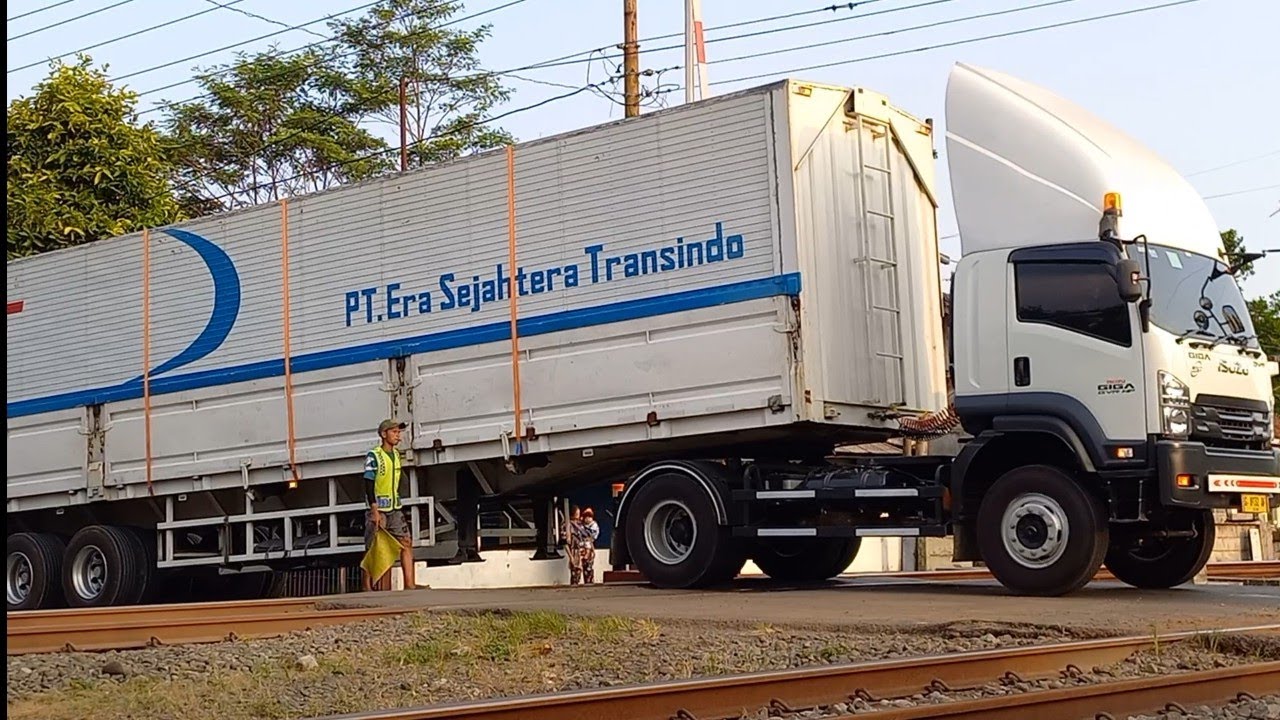 Lancar Jaya!! Mobil Truk, Mobil Kontainer, Bus, Mobil BBM melintas di ...