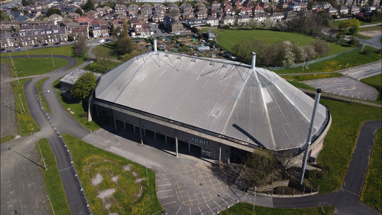 Urbex visit of the abandoned Richard Dunn Leisure Centre - YouTube