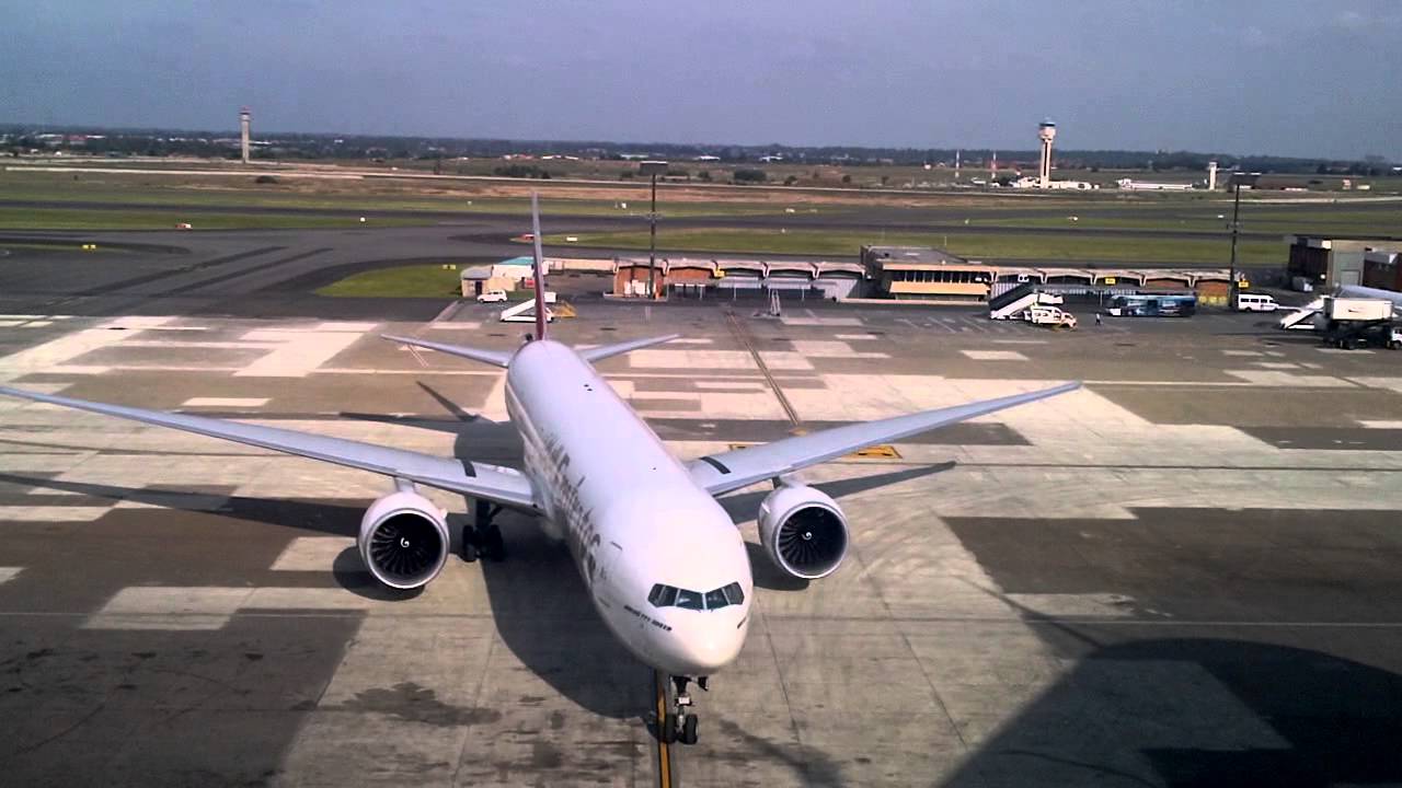 Emirates Boeig 777-300er parking at gate - YouTube