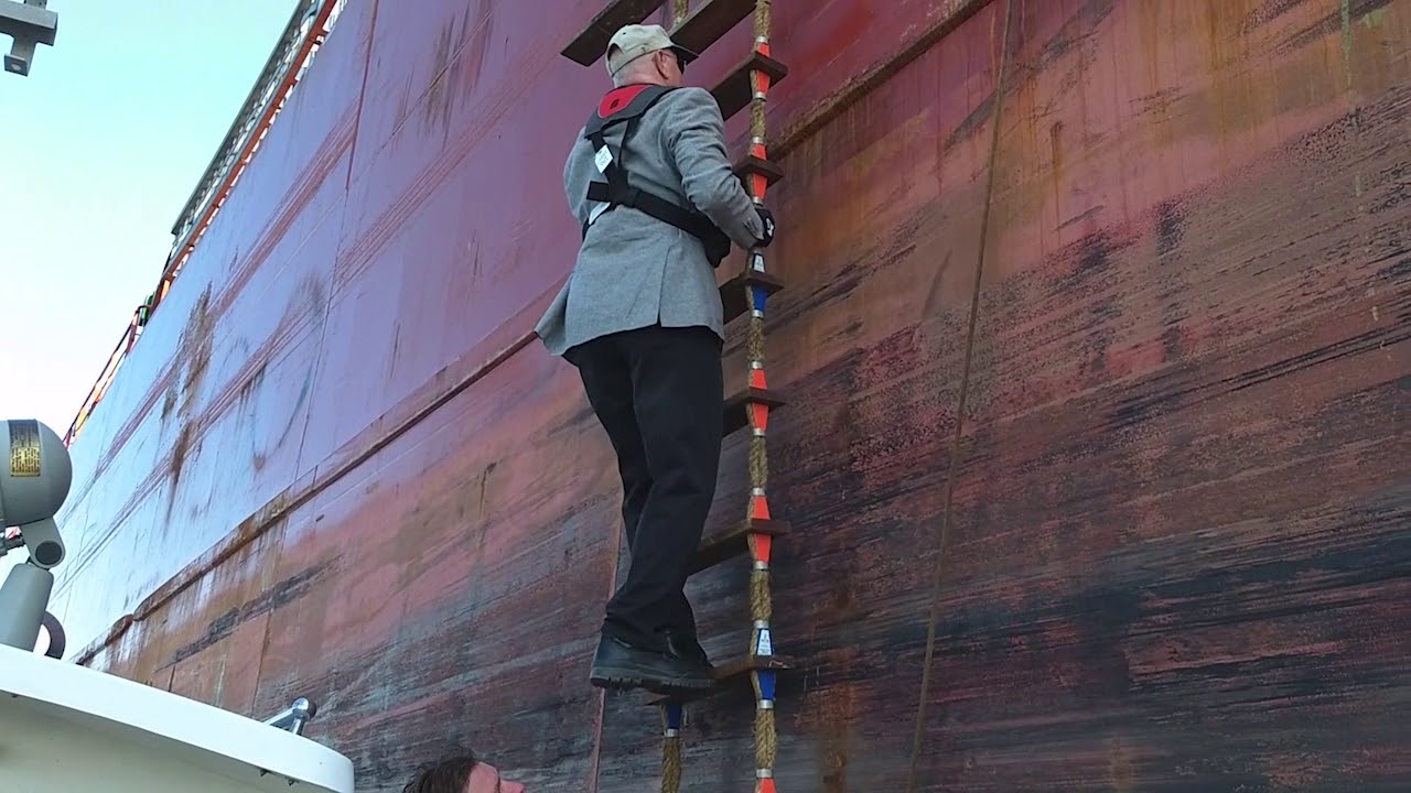 Delivering a Great Lakes Pilot to a Foreign Freighter - YouTube