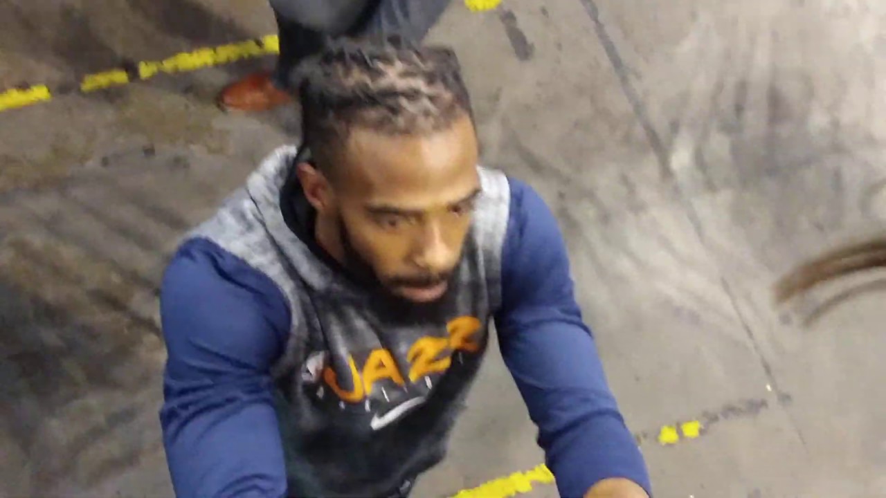 Mike Conley Jr. Signing autographs for us - YouTube