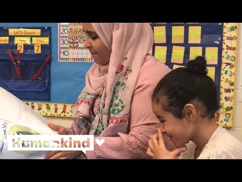 Daughter filled with pride as mom reads to class in Arabic | Humankind
