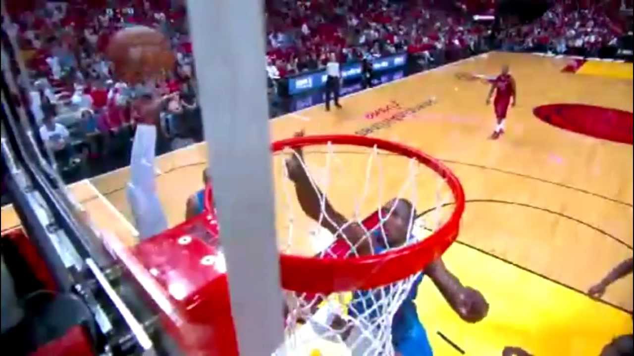 LeBron James MASSIVE Putback | Thunder Vs Heat | 25 December 2012 - YouTube