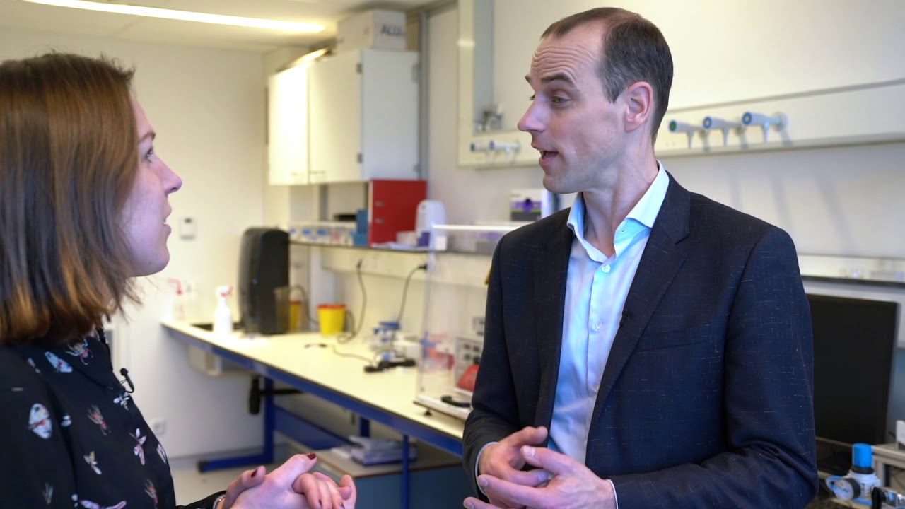 Reumareporter Maike op bezoek bij Jos Malda in het UMC Utrecht - YouTube