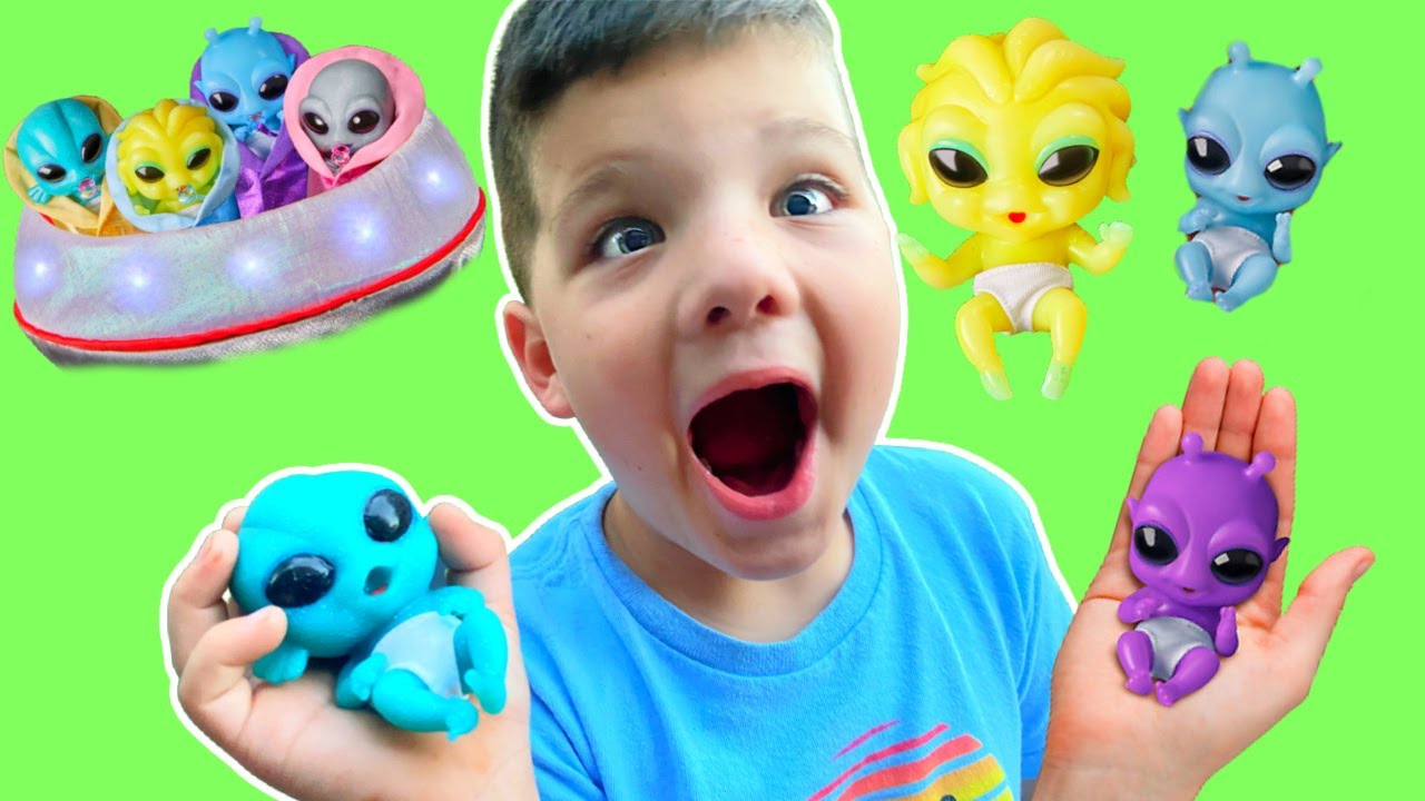 BABY ALIENS from OUTERSPACE! CALEB PRETEND PLAY with MOMMY and NEW UFO ...