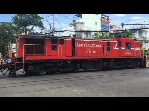 D20E-015 kéo tàu SH33 kép D13E-713 vào ga (9:51, 16/6/2023) - YouTube