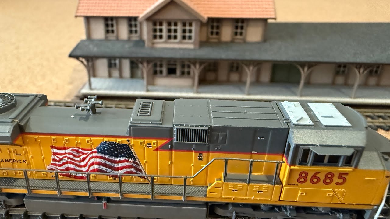AZL 63100-7 Union Pacific SD70ACe US Flag 8685 Locomotive Test Run at z ...