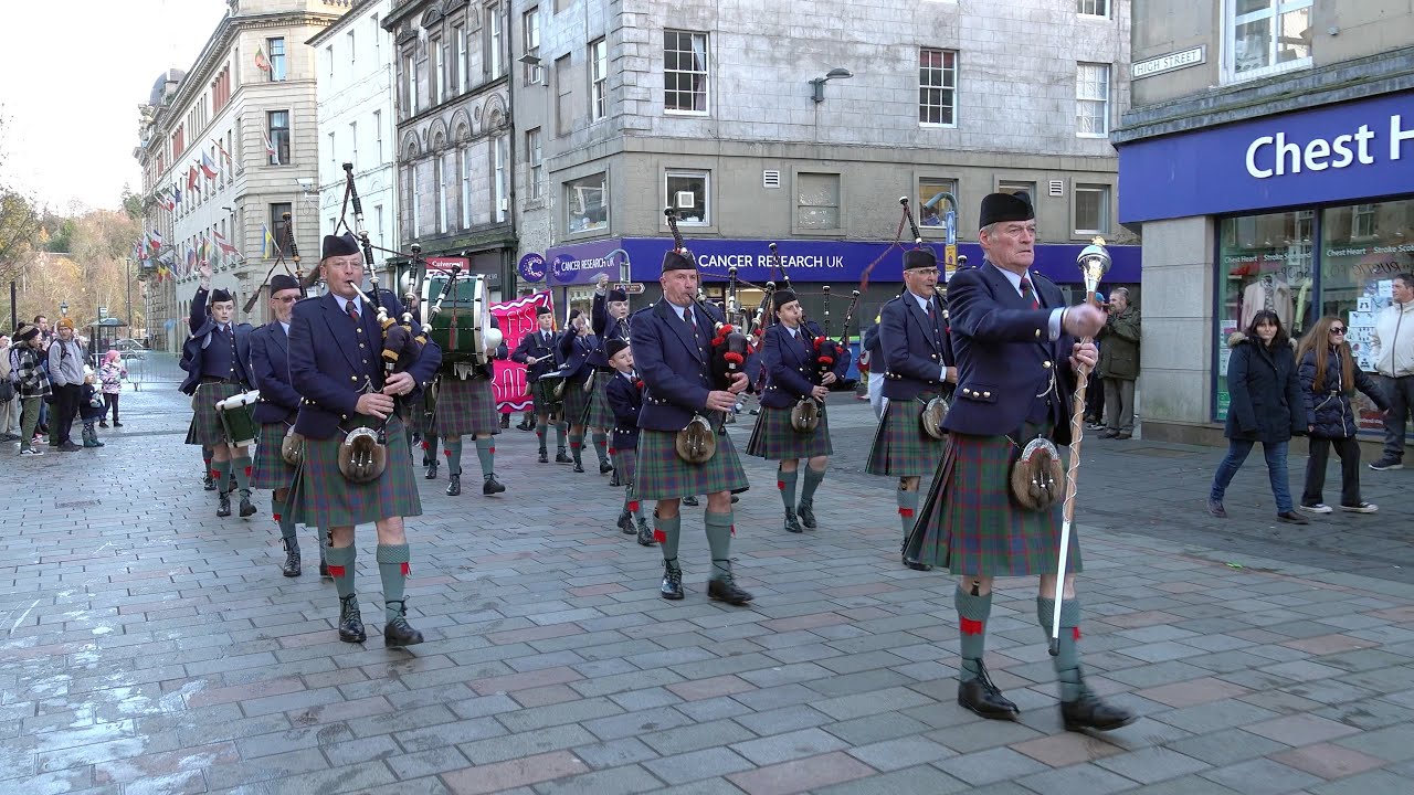 Perth Pipe Band lead the 2022 Parade of the Bakers through Perth City ...