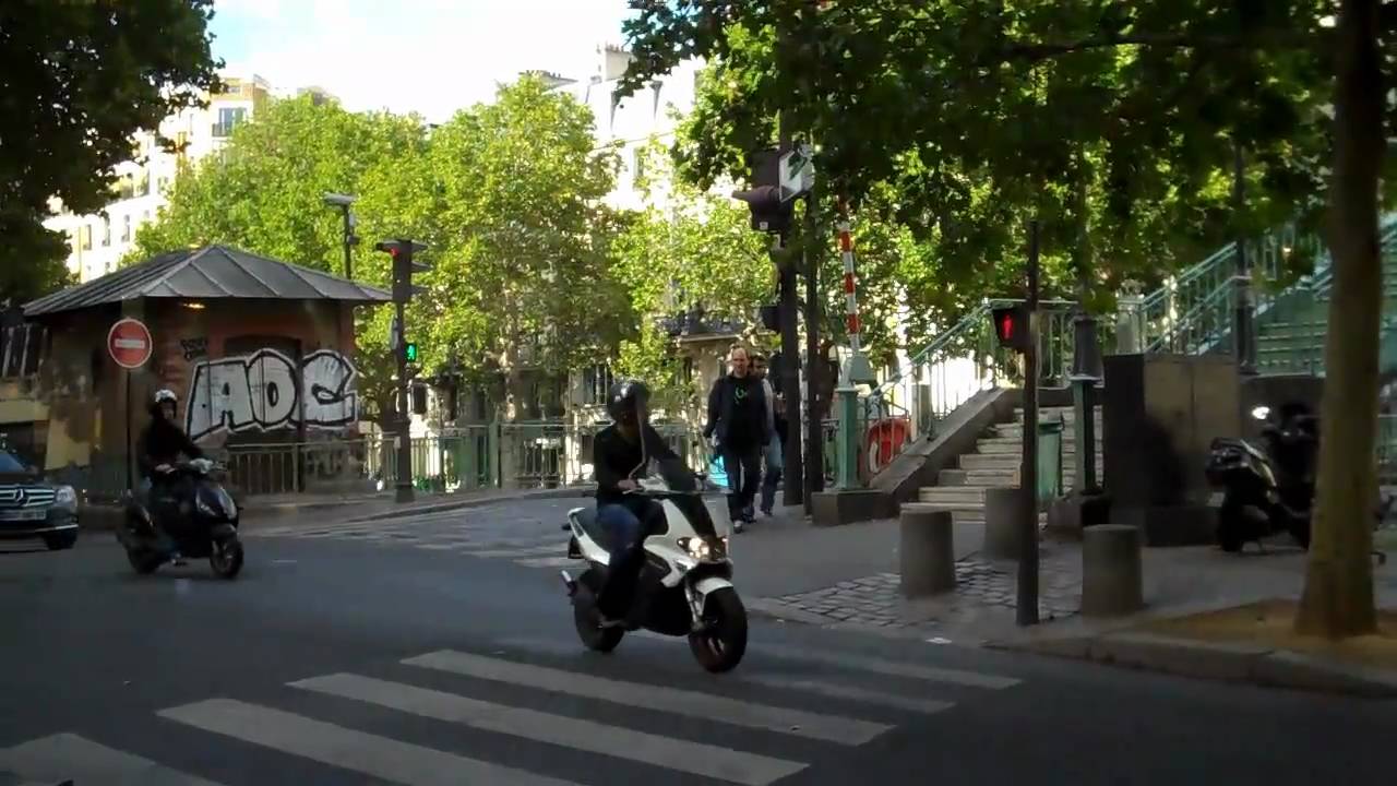 One-Minute Paris Evening Rush Hour.mp4 - YouTube