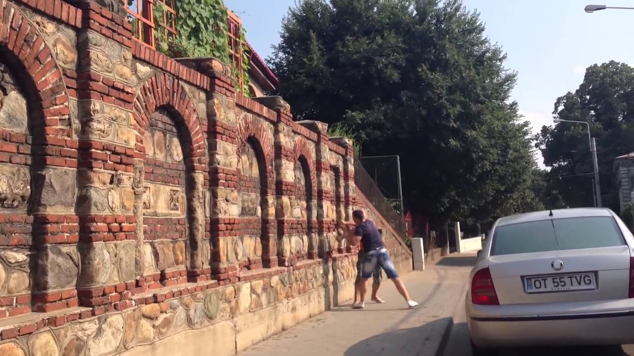 Bataie in strada la Craiova (Clip HD) - YouTube