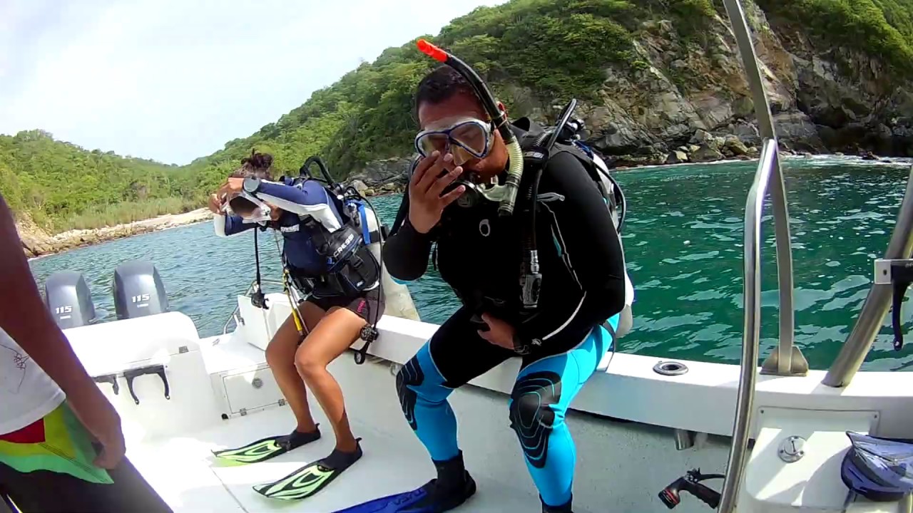 Buceo en Huatulco; El laberinto - Entrada desde lancha - YouTube